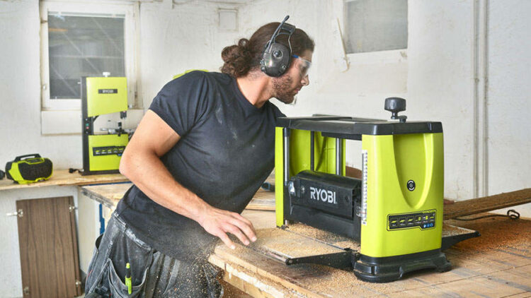 Meilleure raboteuse stationnaire, 5 modèles 2022 pour bien raboter le bois